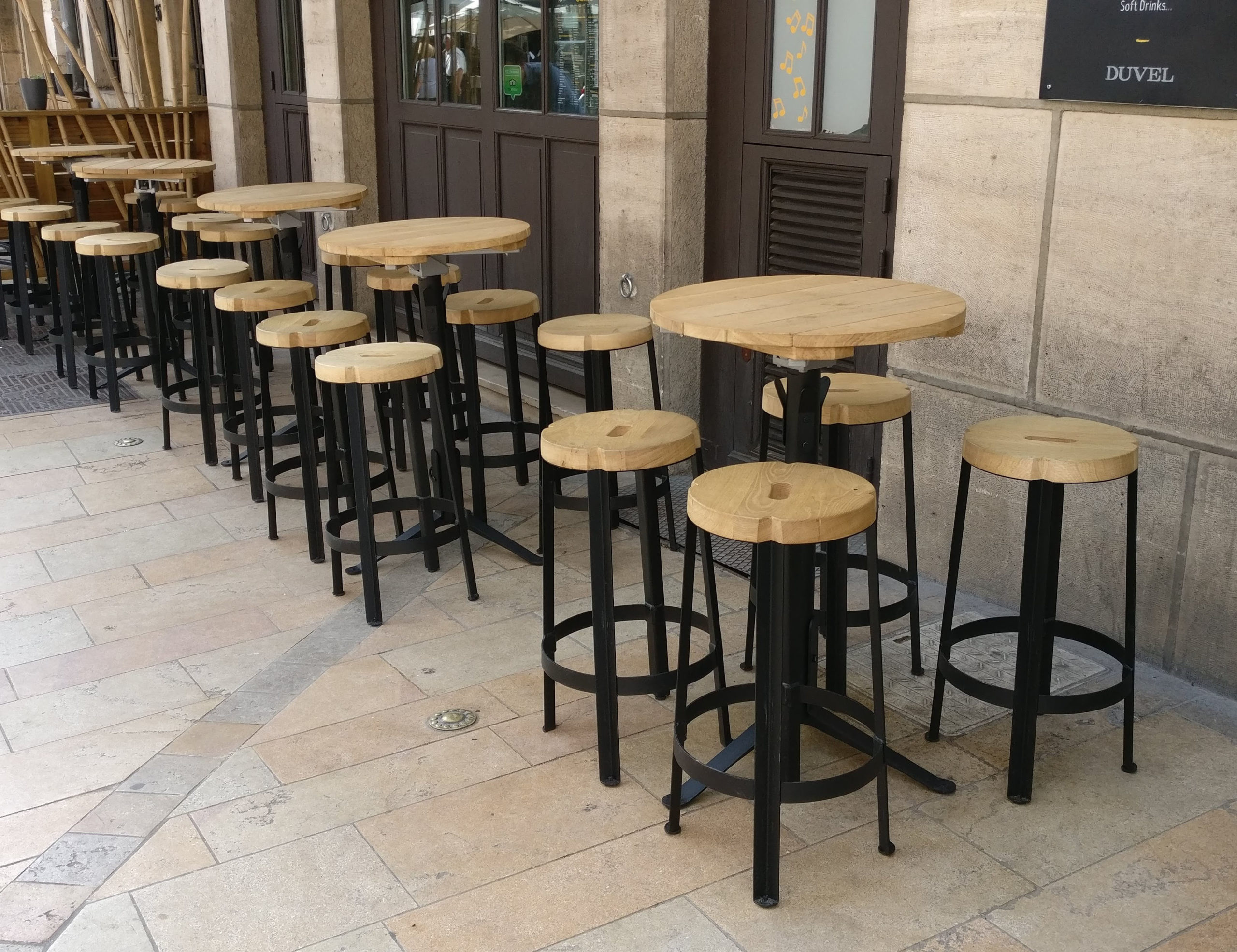 Fabrication de mobilier d'extérieur sur mesure pour bar et restaurants ...